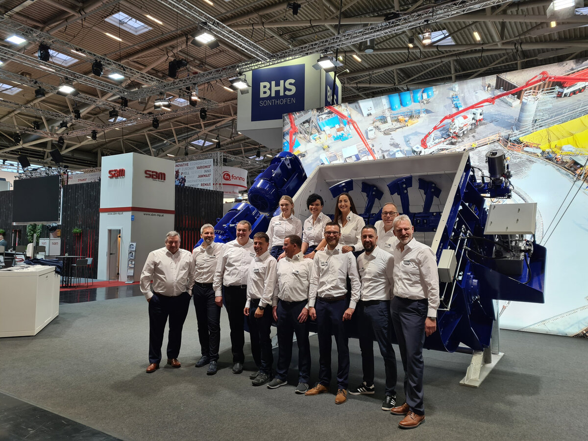 Mixing and crushing technology for producing building materials