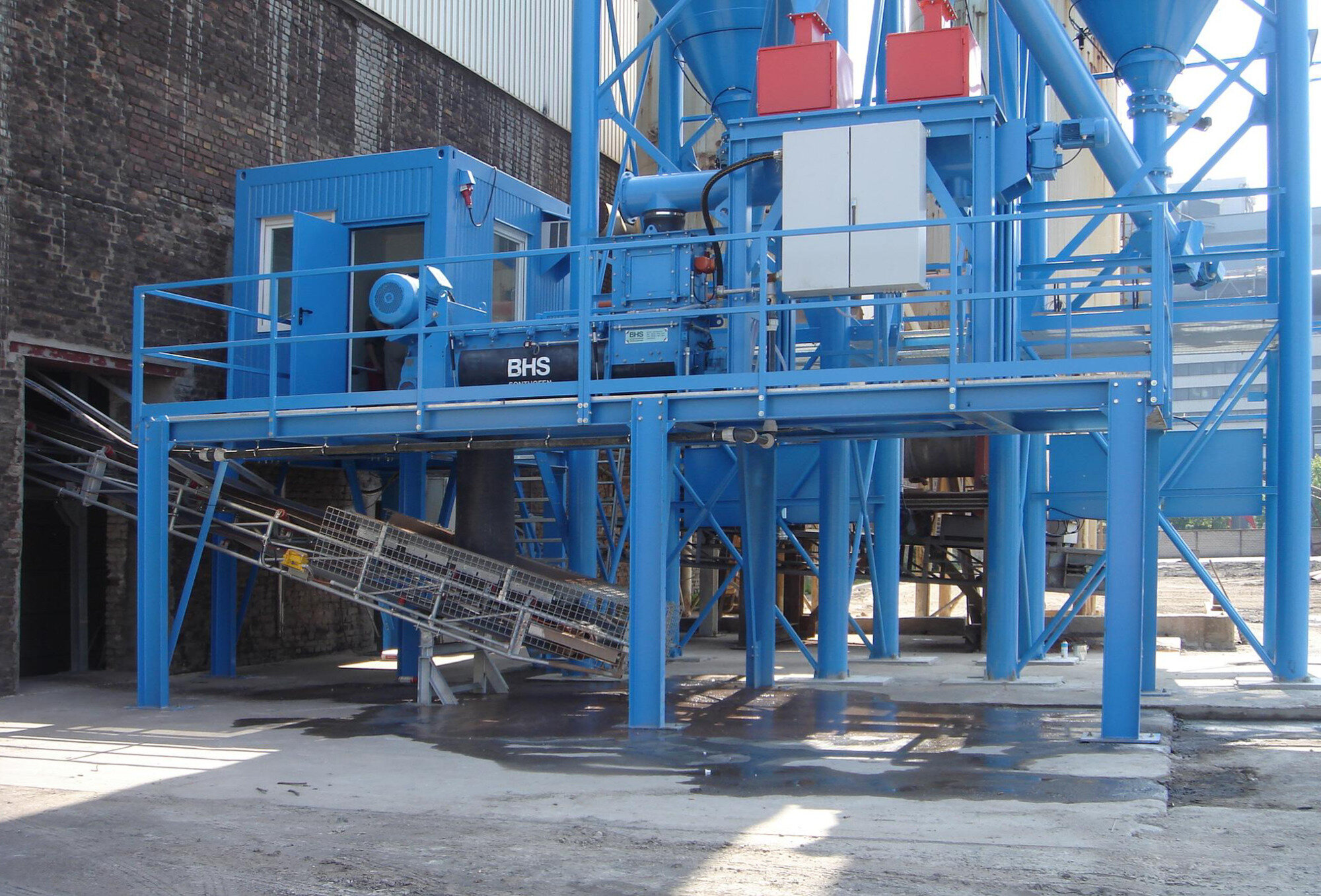 Single-shaft continuous mixer for dry or moist fine materials