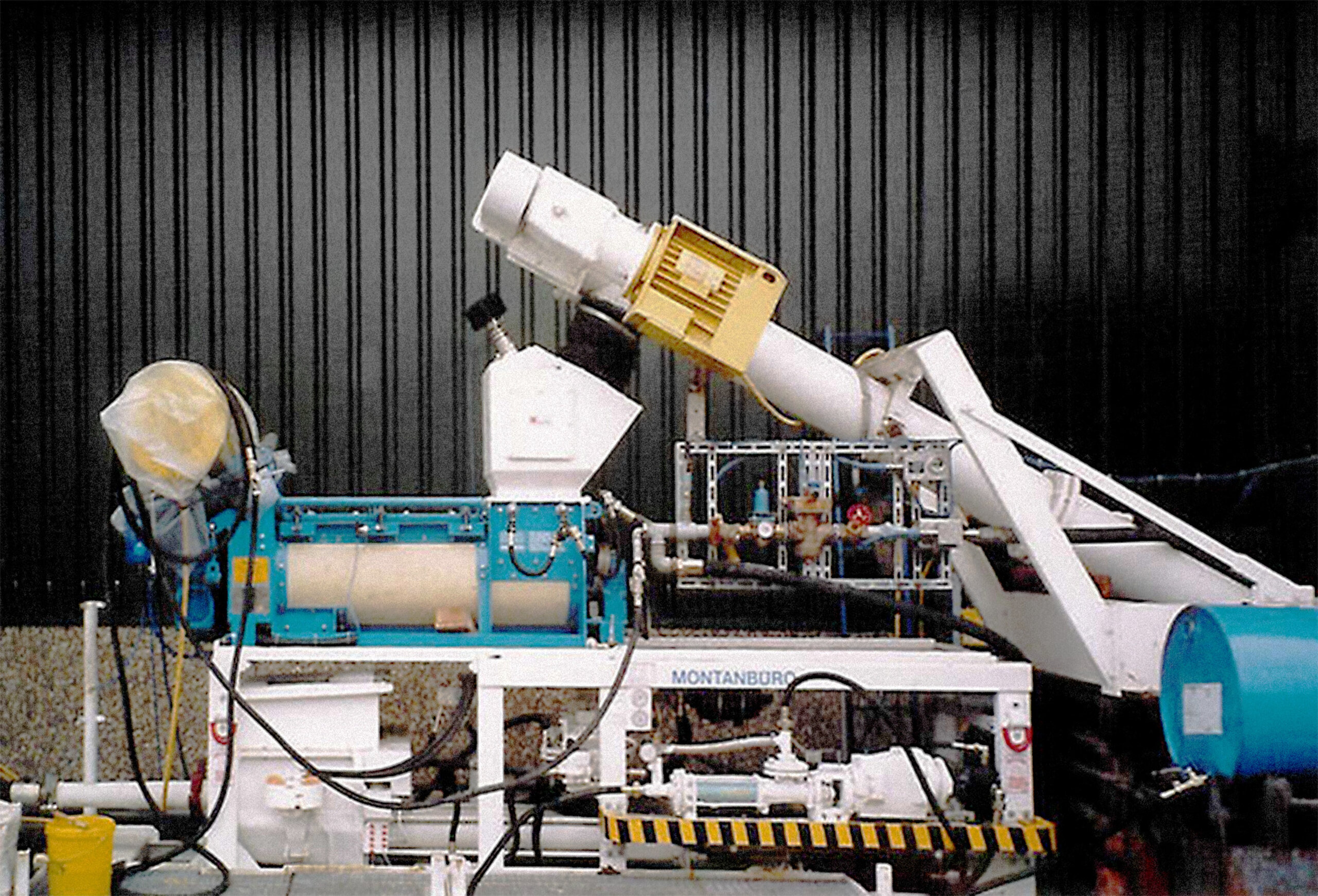 Single-shaft continuous mixer for dry or moist fine materials