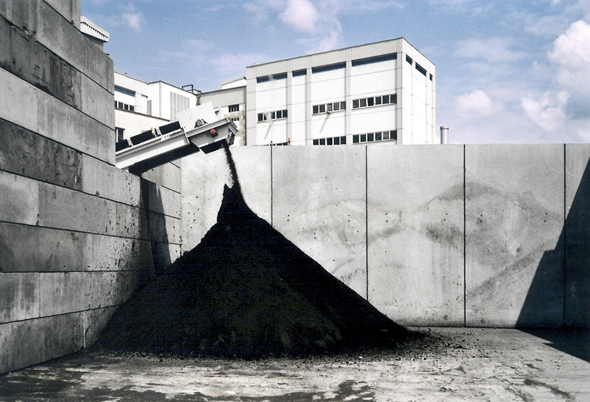 Single-shaft continuous mixer for dry or moist fine materials