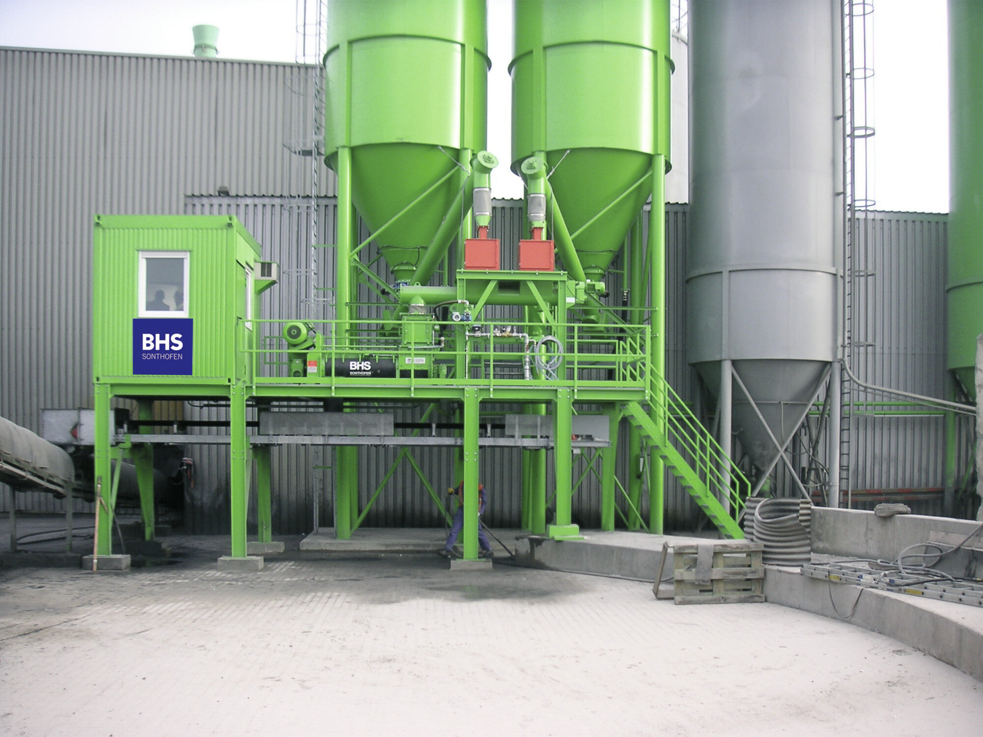 Single-shaft continuous mixer for dry or moist fine materials
