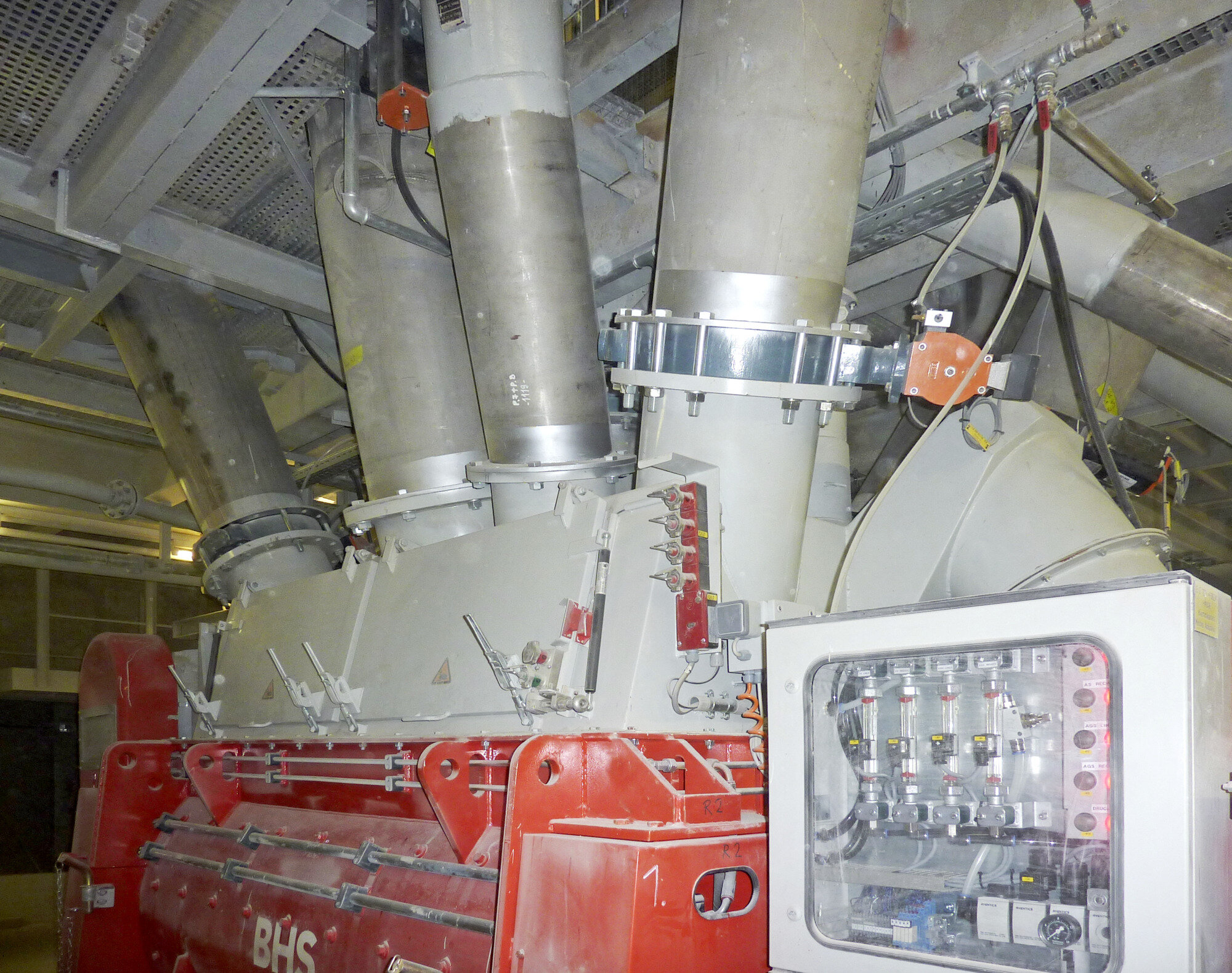 Dry powder batch mixer for mixing dry materials