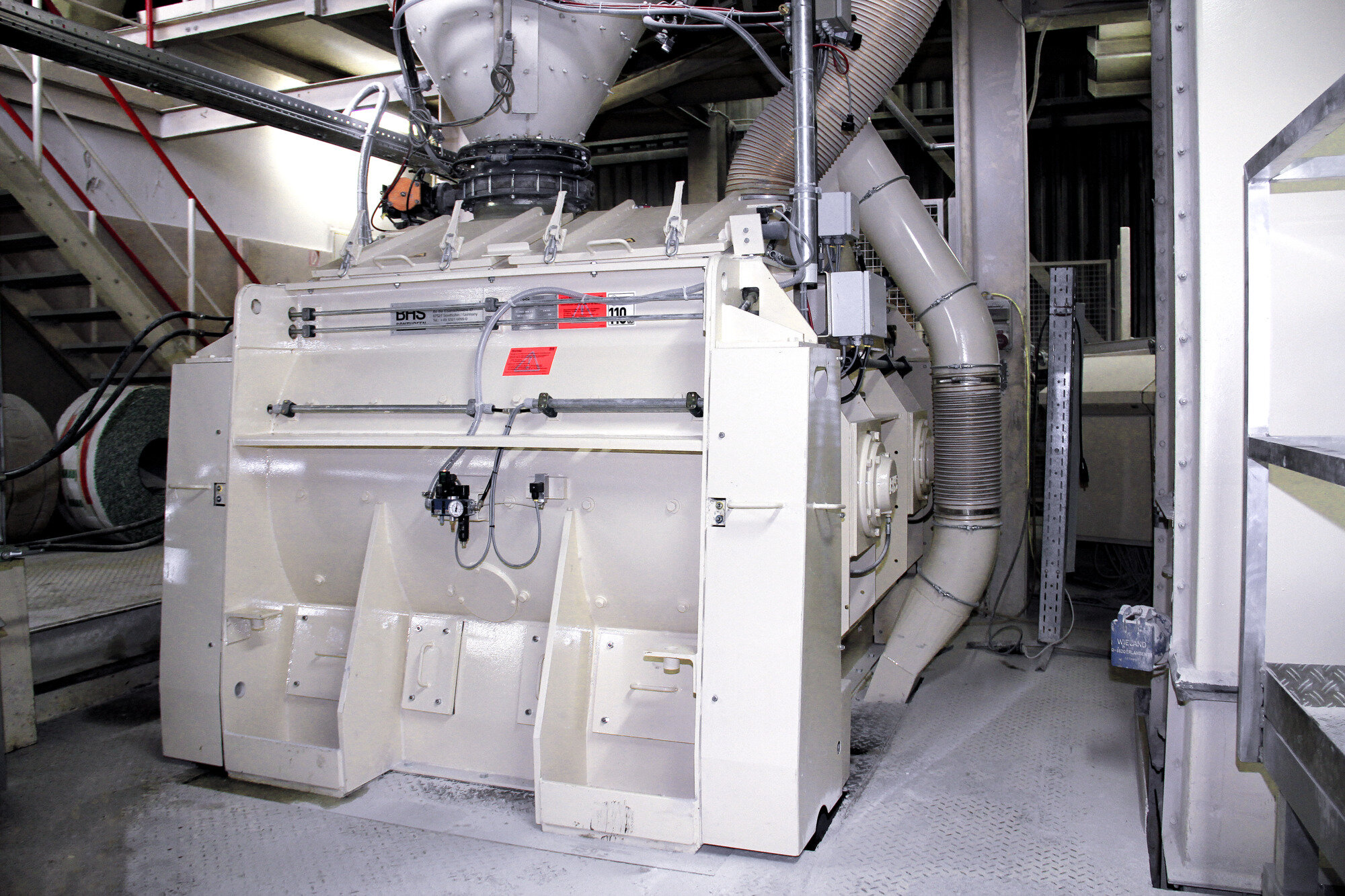 Dry powder batch mixer for mixing dry materials