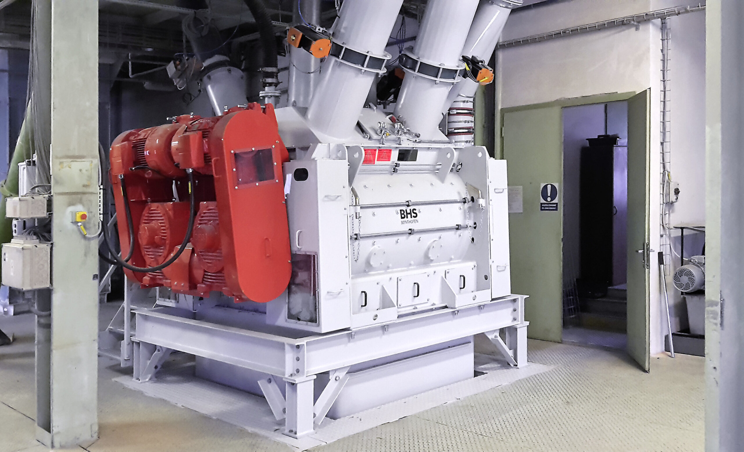 Dry powder batch mixer for mixing dry materials