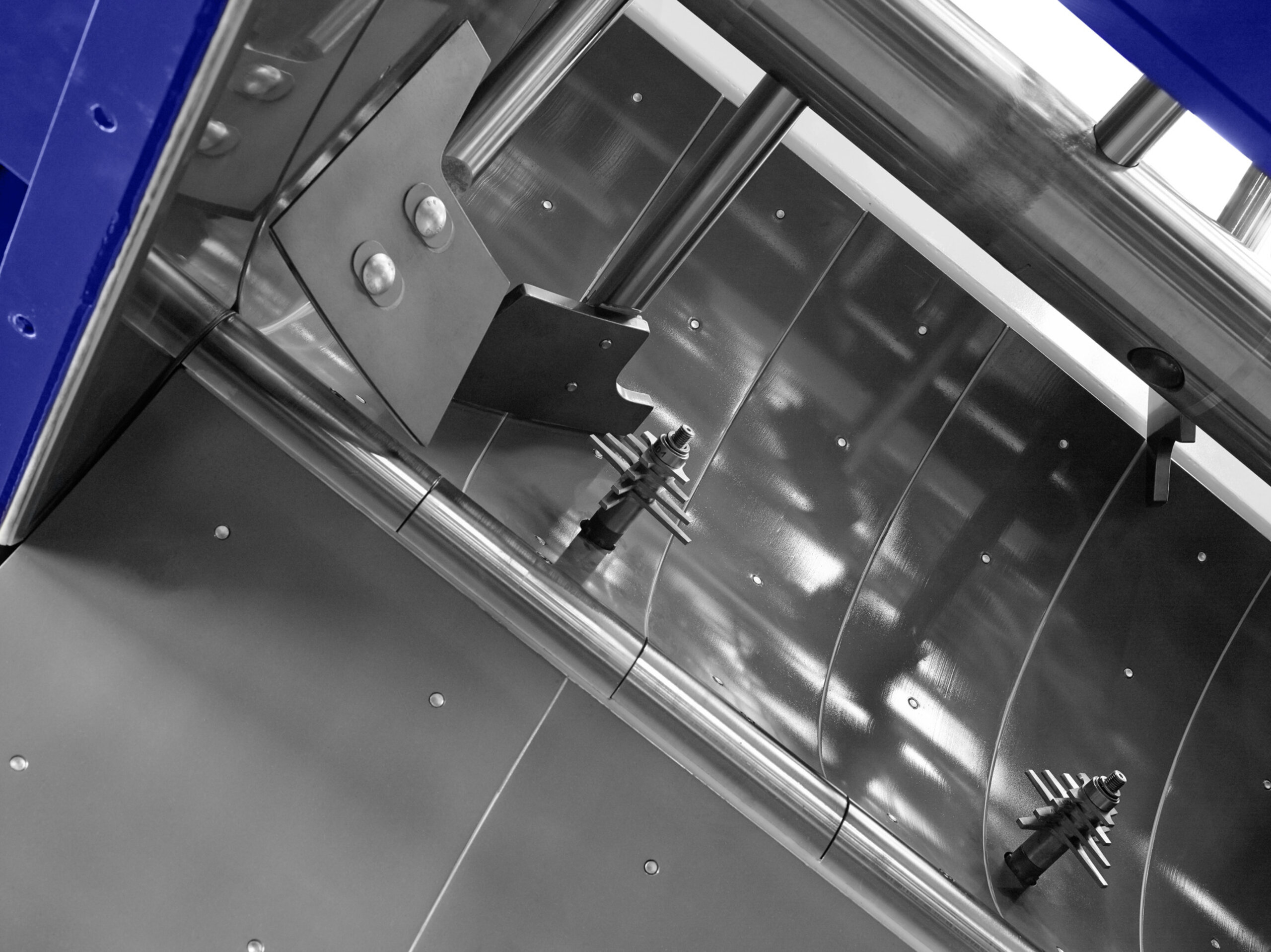 Dry powder batch mixer for mixing dry materials