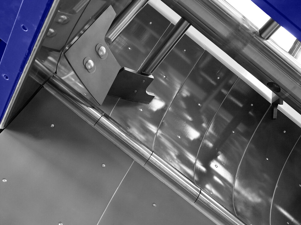 Dry powder batch mixer for mixing dry materials