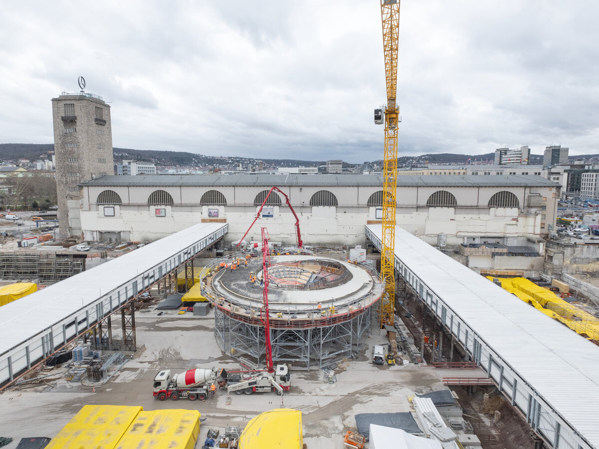 Mixing and crushing technology for producing building materials