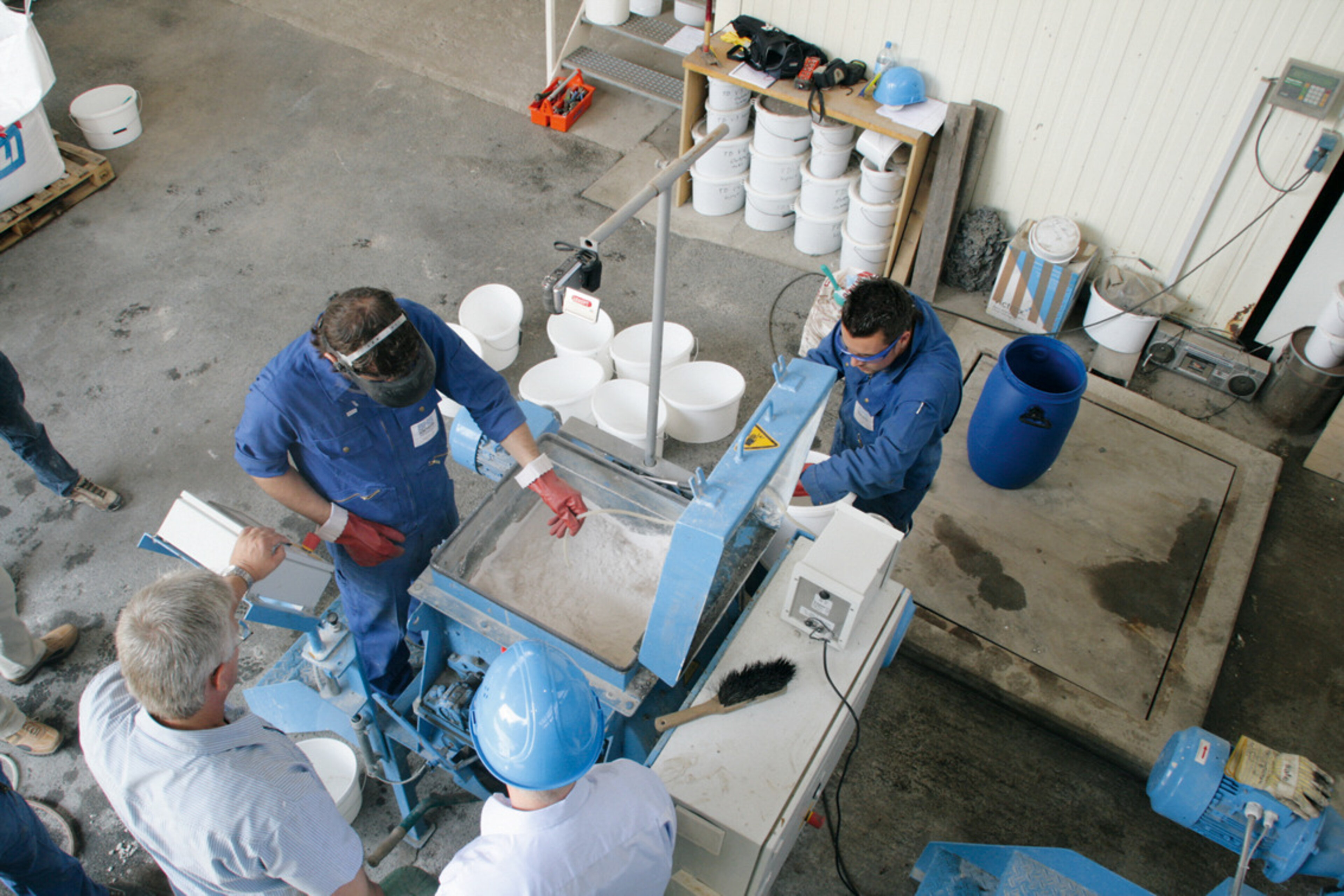 Single-shaft continuous mixer for dry or moist fine materials