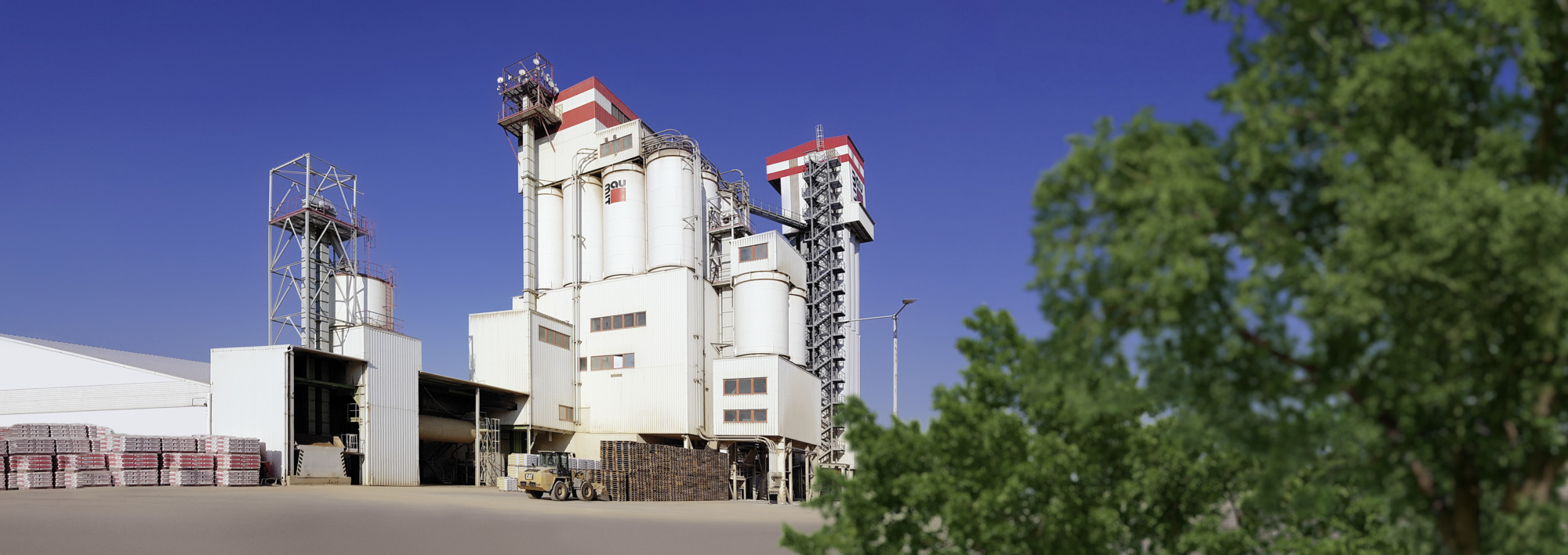Dry powder batch mixer for mixing dry materials
