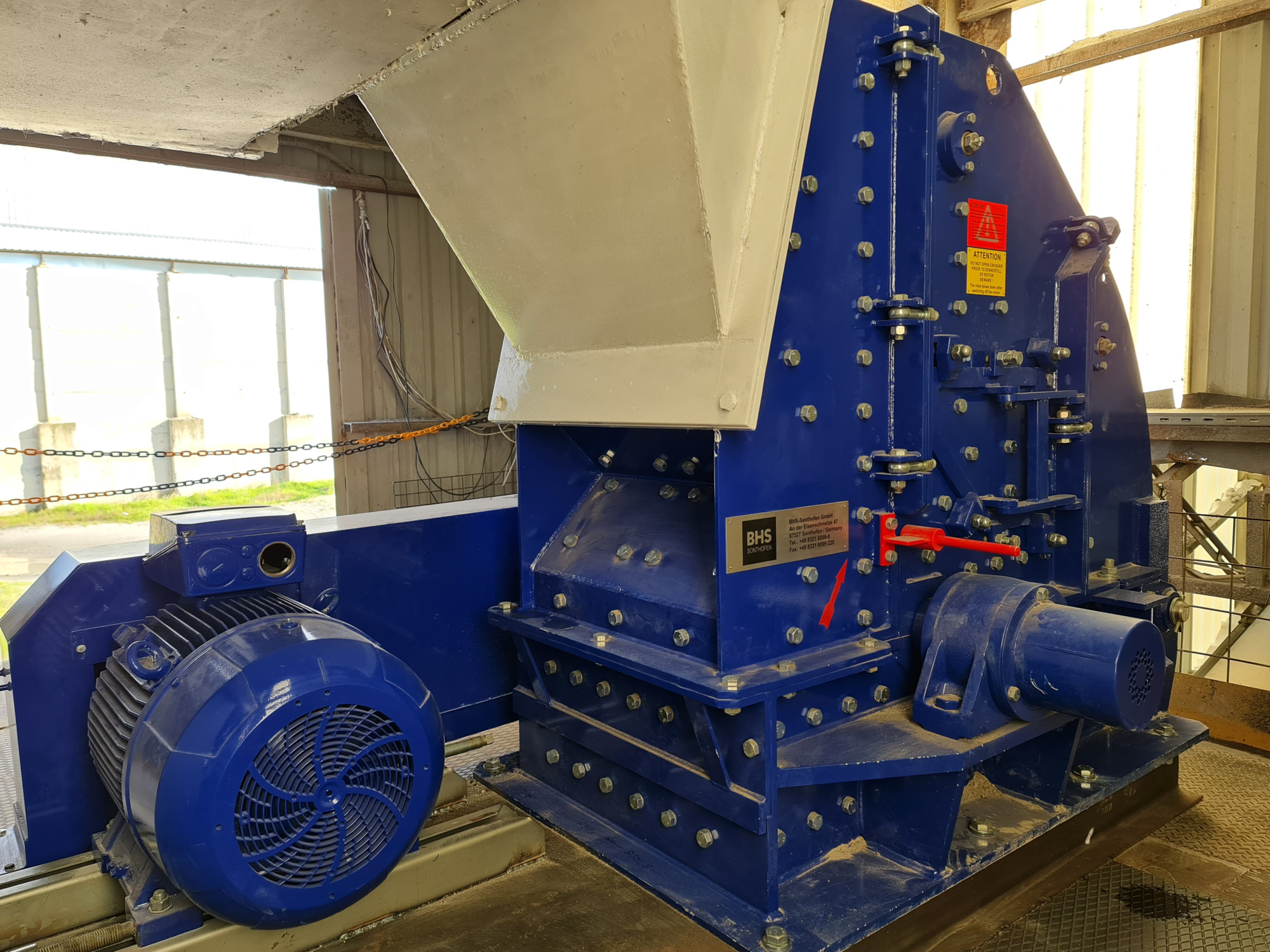 Impact crushers and impact mills with a horizontal shaft