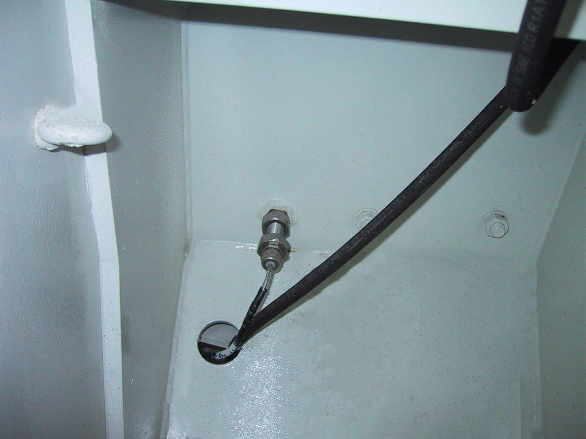 Dry powder batch mixer for mixing dry materials