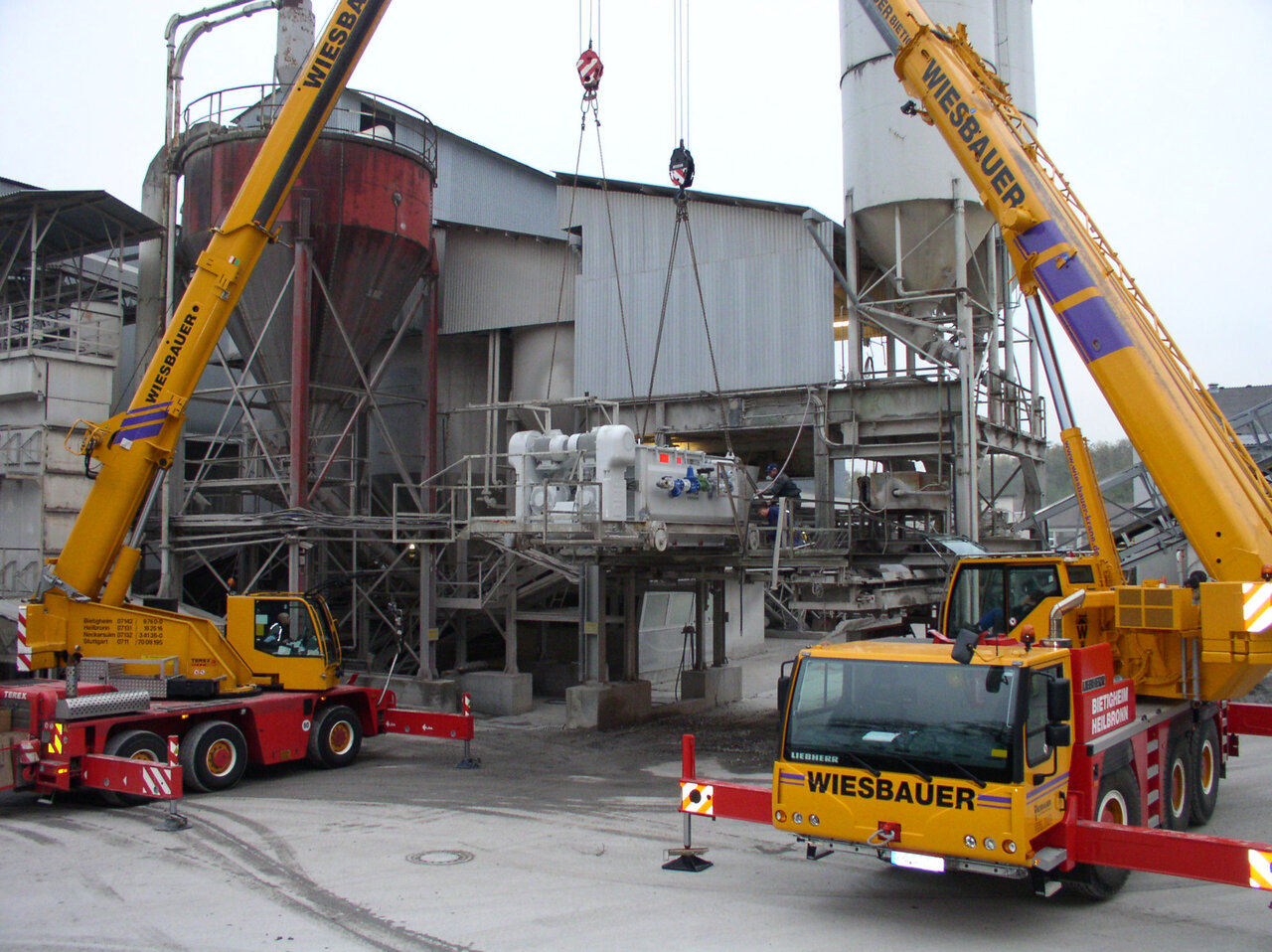 Twin-shaft continuous mixer for dry and moist mineral substances
