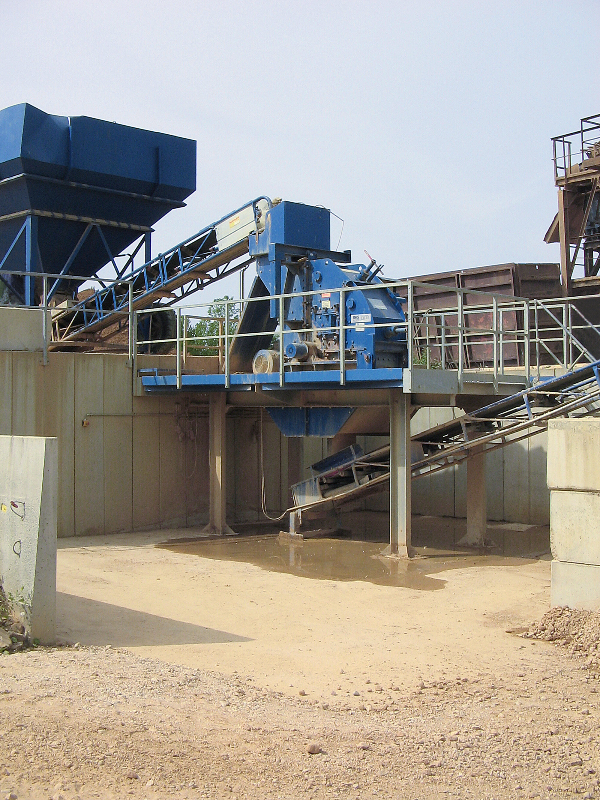 Impact crushers and impact mills with a horizontal shaft