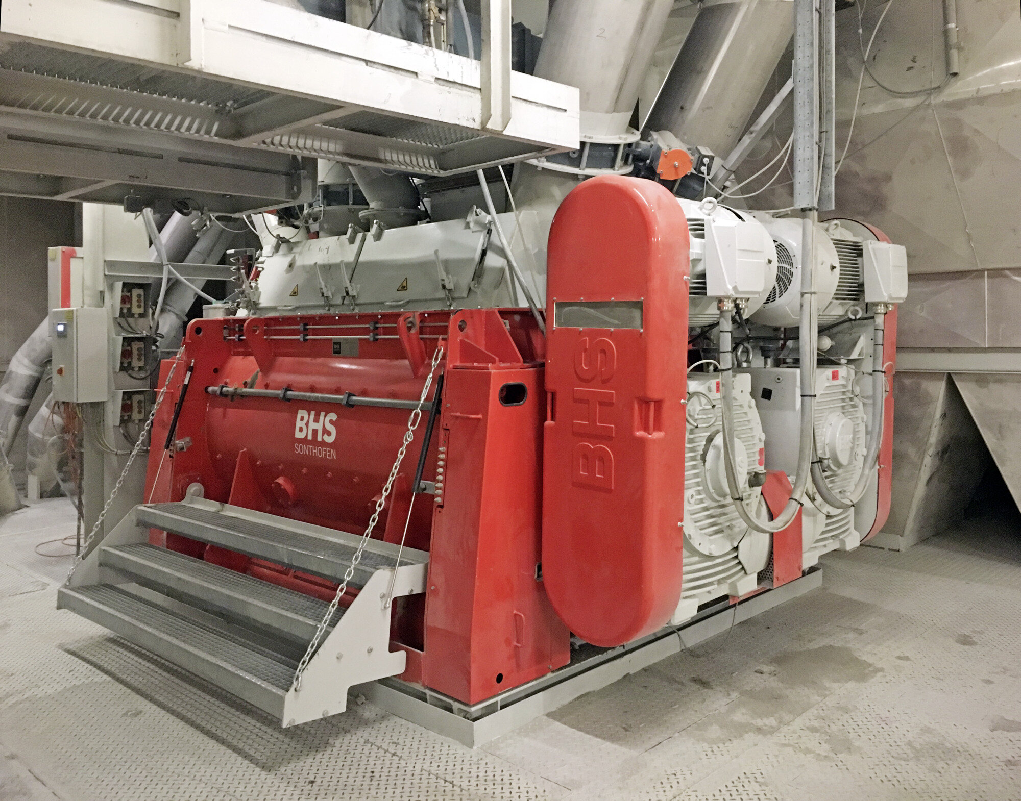 Dry powder batch mixer for mixing dry materials