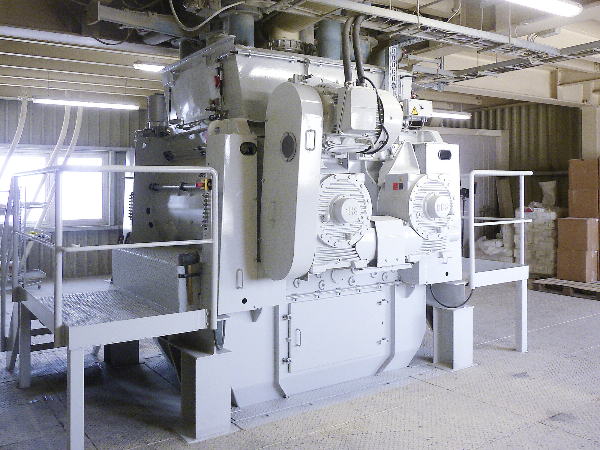 Dry powder batch mixer for mixing dry materials