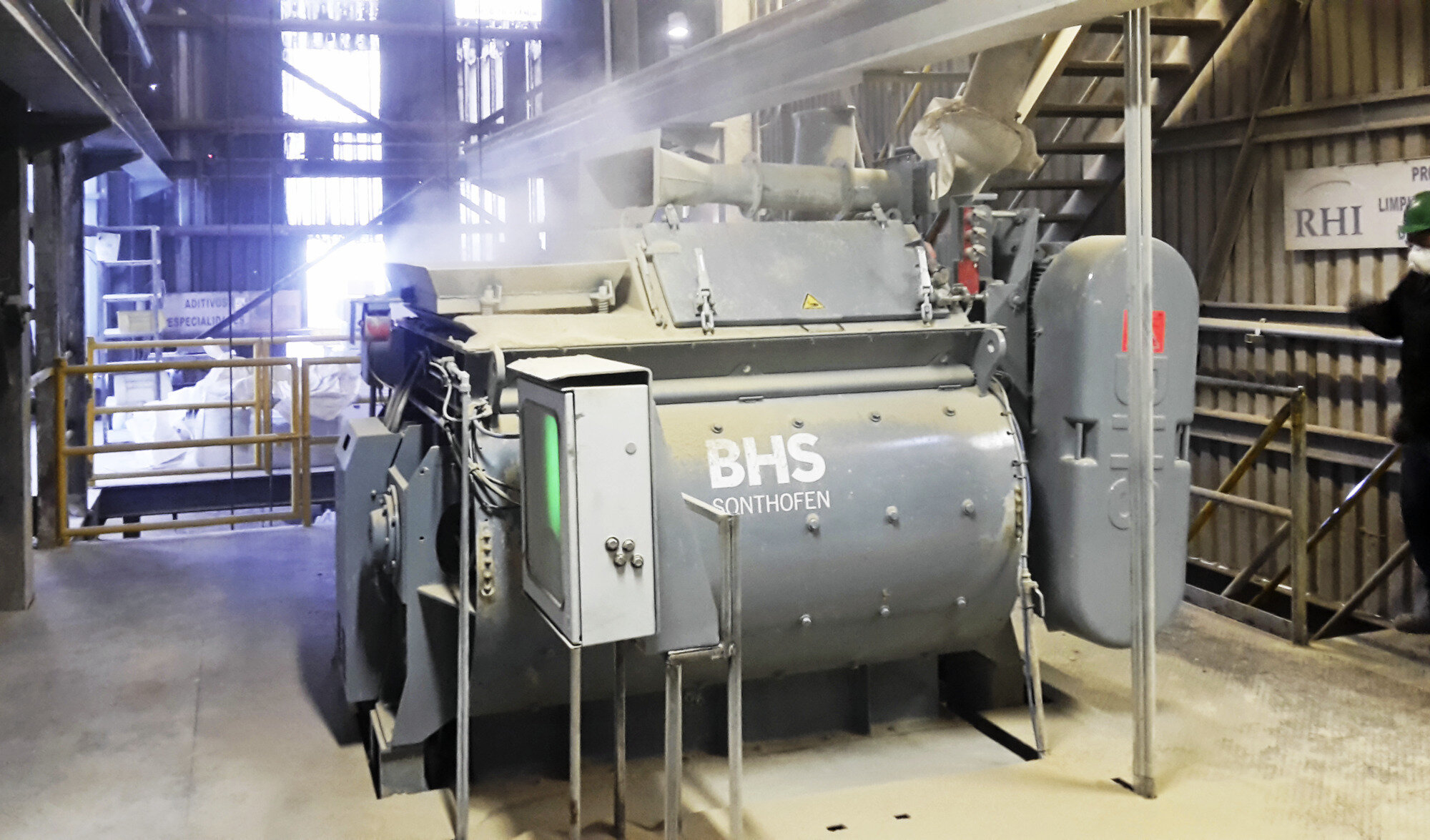 Dry powder batch mixer for mixing dry materials