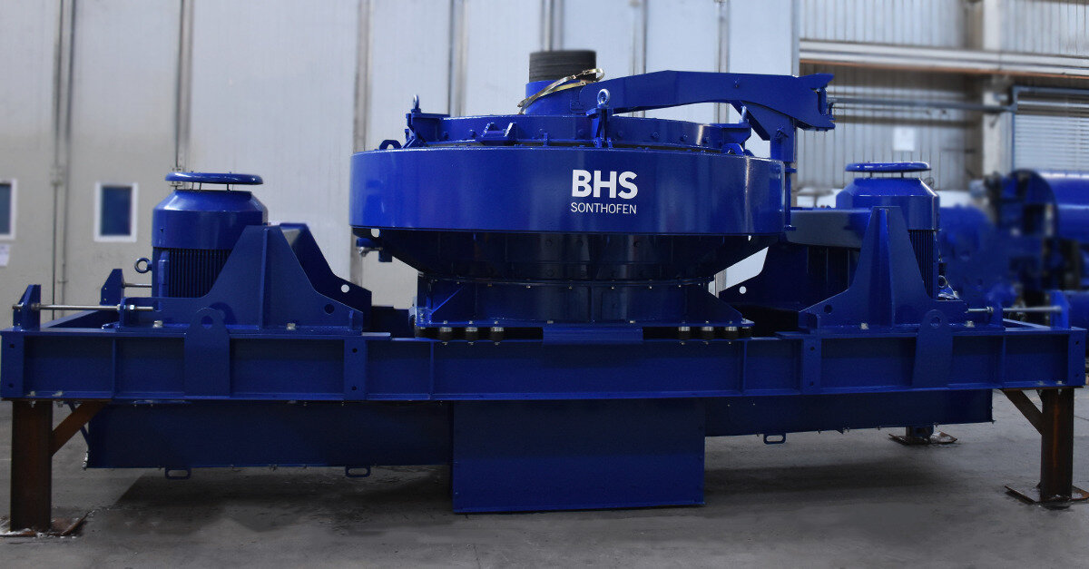 Rotor centrifugal crusher for selective crushing of mineral substances