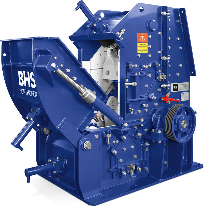Impact crushers and mills with a horizontal shaft for recycling material