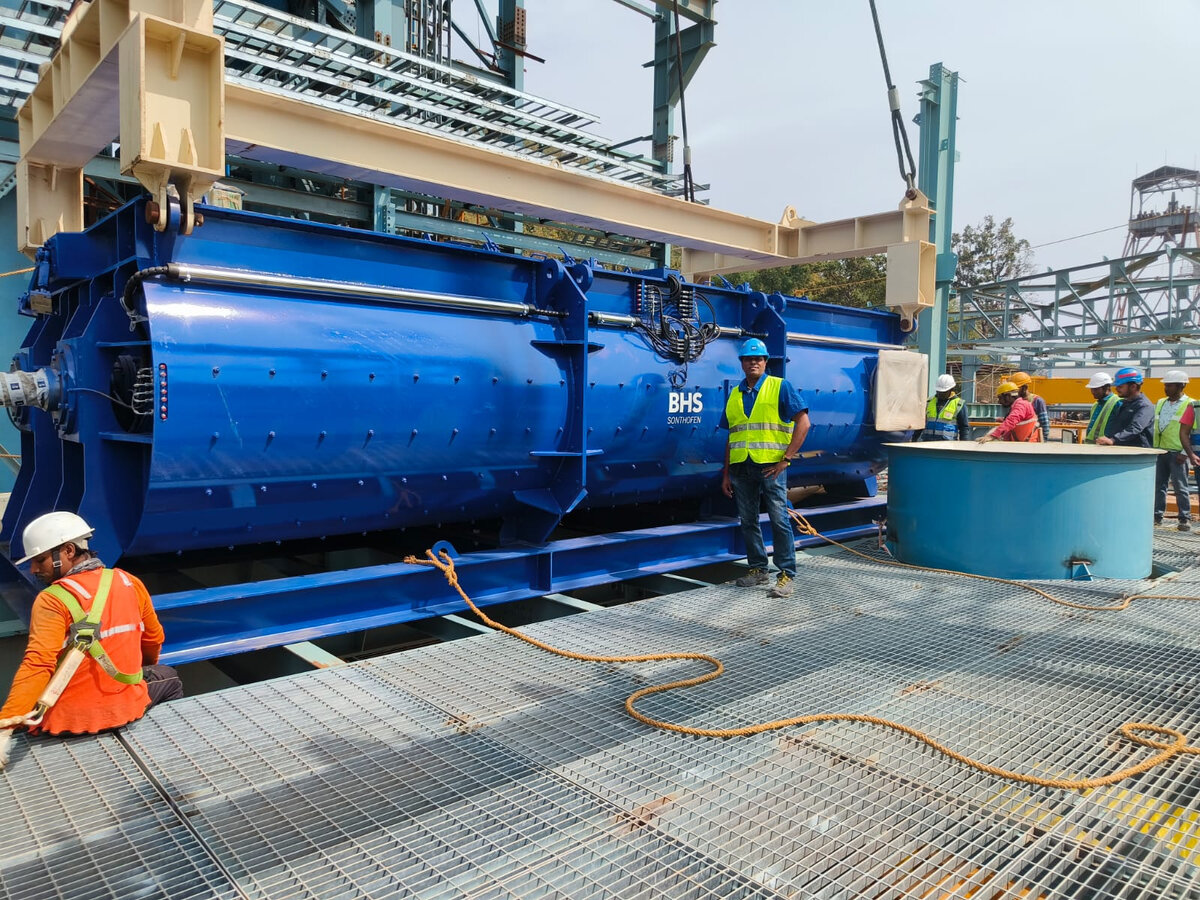 Mixing and crushing technology for producing building materials