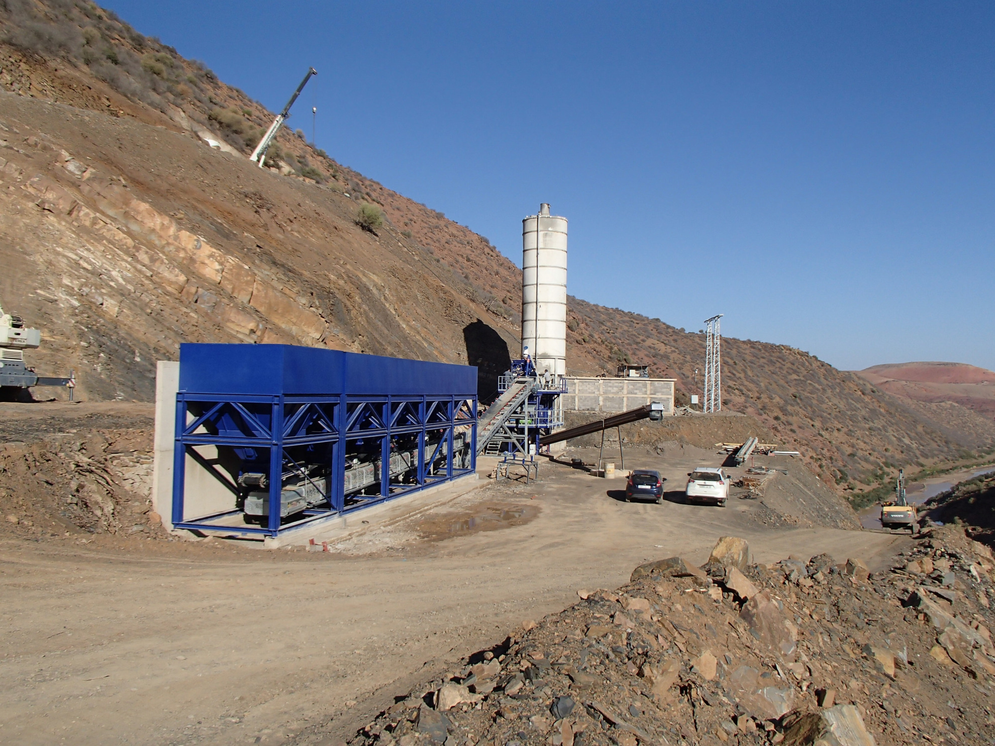 Twin-shaft continuous mixer for dry and moist mineral substances