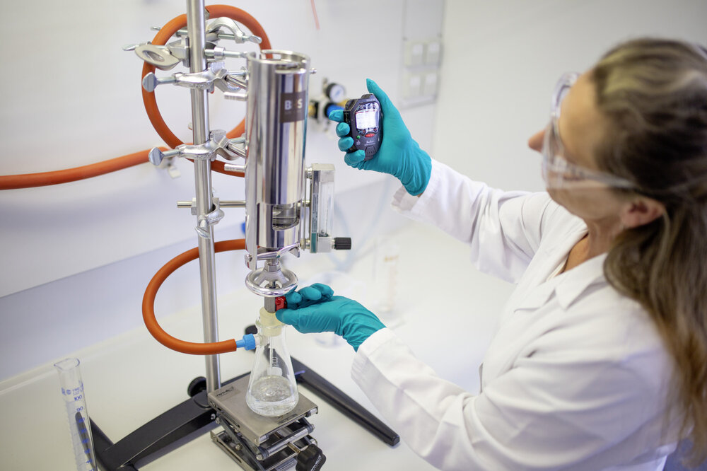 Pilot systems and laboratory equipment for determining plant technology