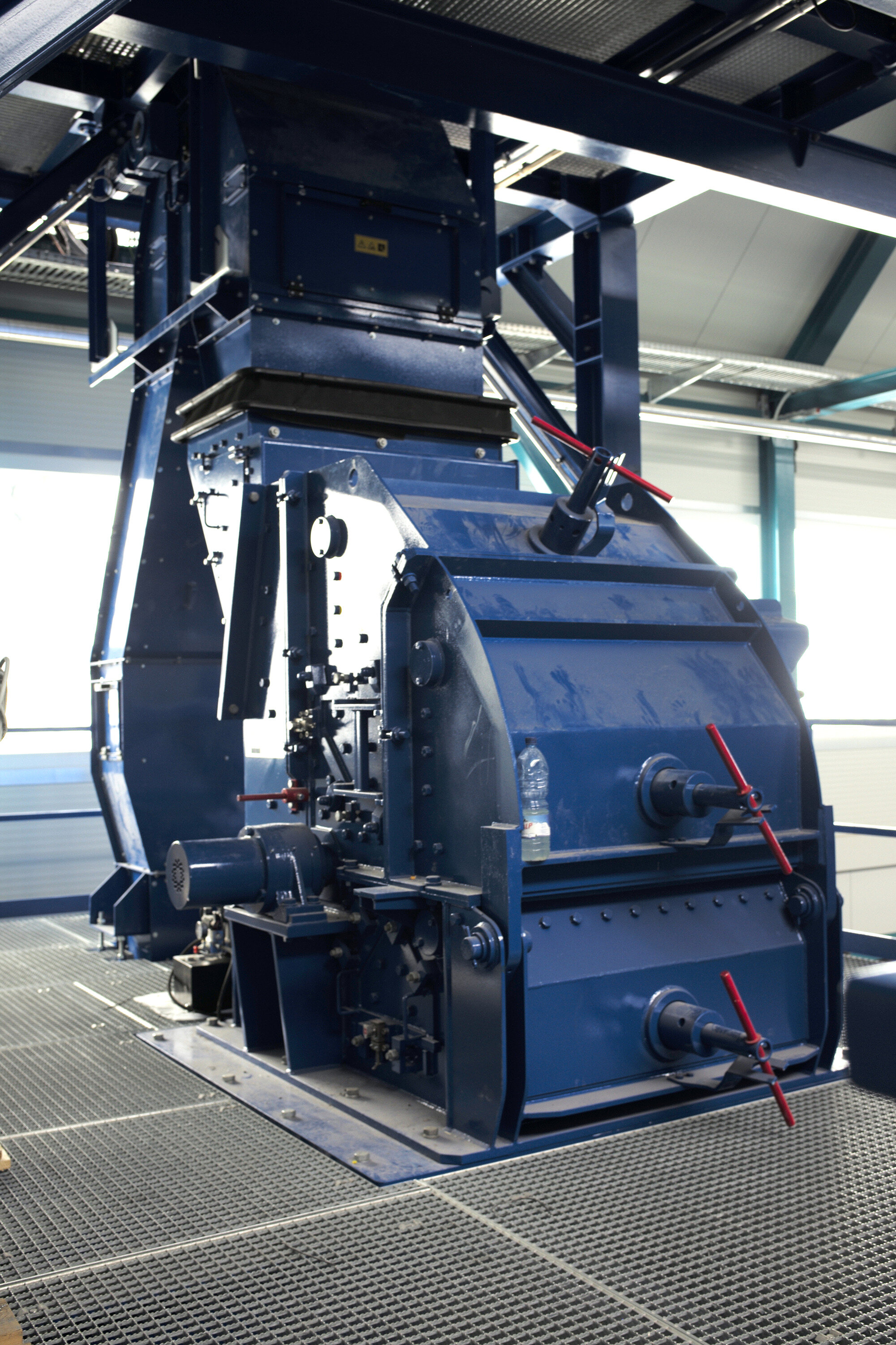 Impact crushers and mills with a horizontal shaft for recycling material