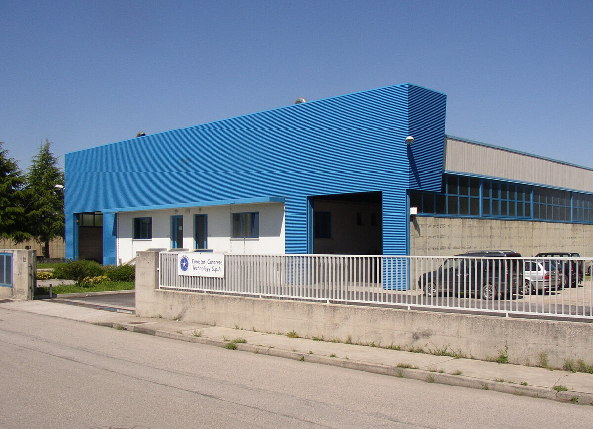 Mixing and crushing technology for producing building materials