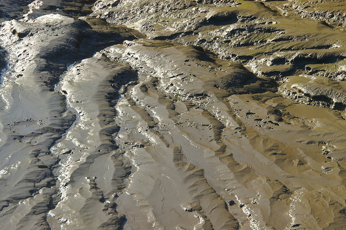 Mixing and crushing technology for producing building materials