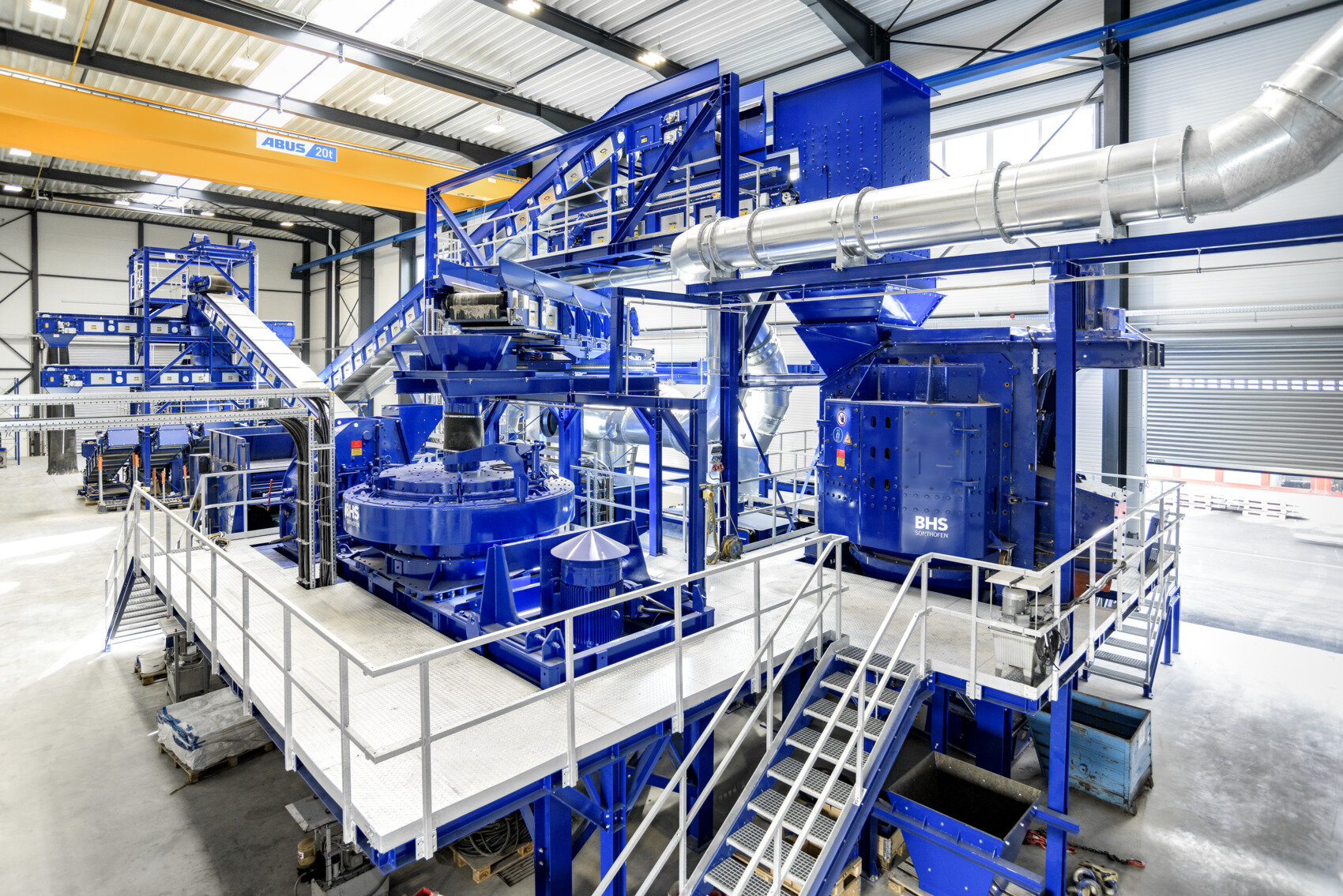 Mixing and crushing technology for producing building materials