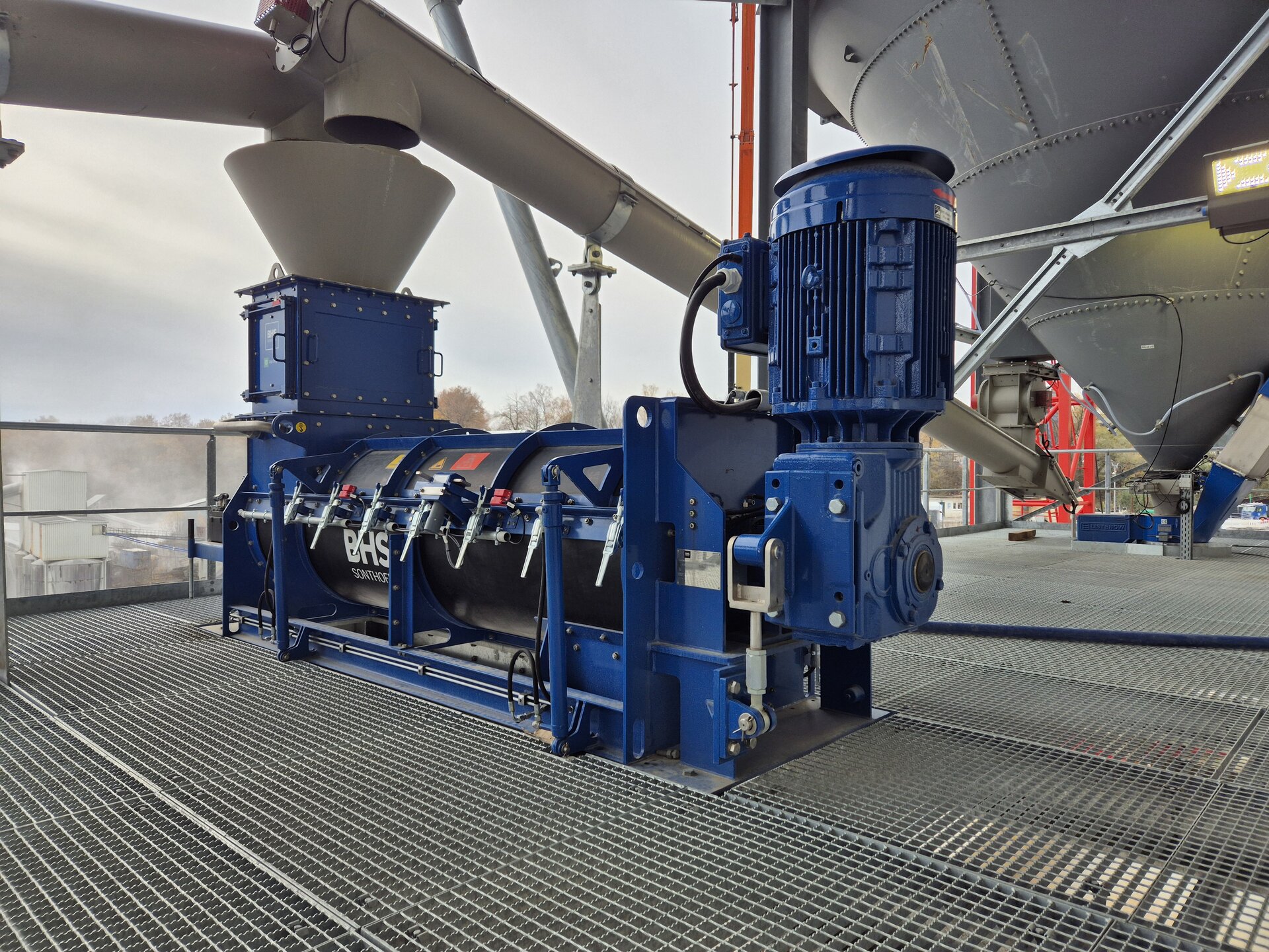 Single-shaft continuous mixer for dry or moist fine materials