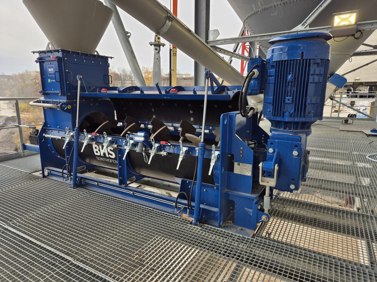 Single-shaft continuous mixer for dry or moist fine materials