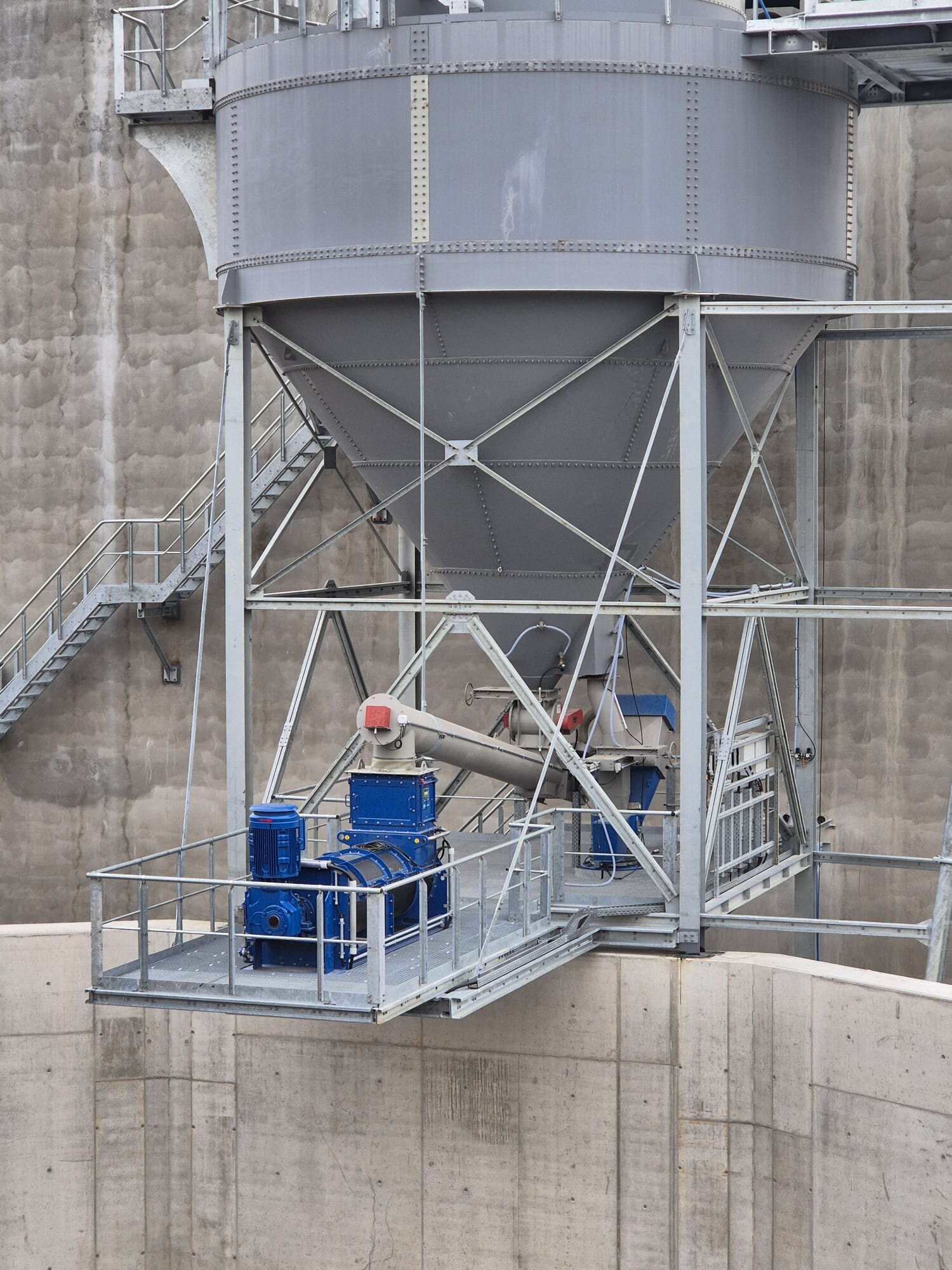 Single-shaft continuous mixer for dry or moist fine materials